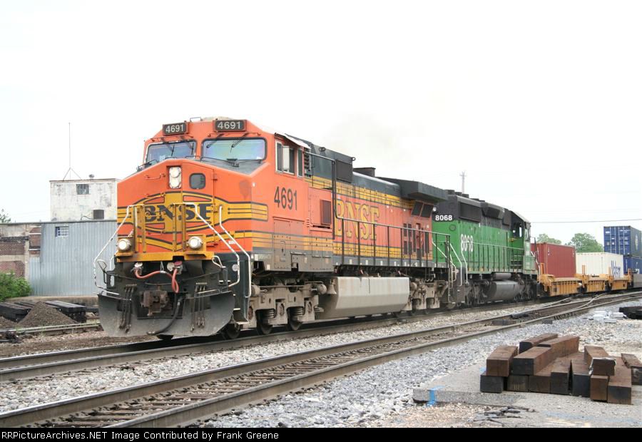 BNSF 4691 on northbound intermodal train